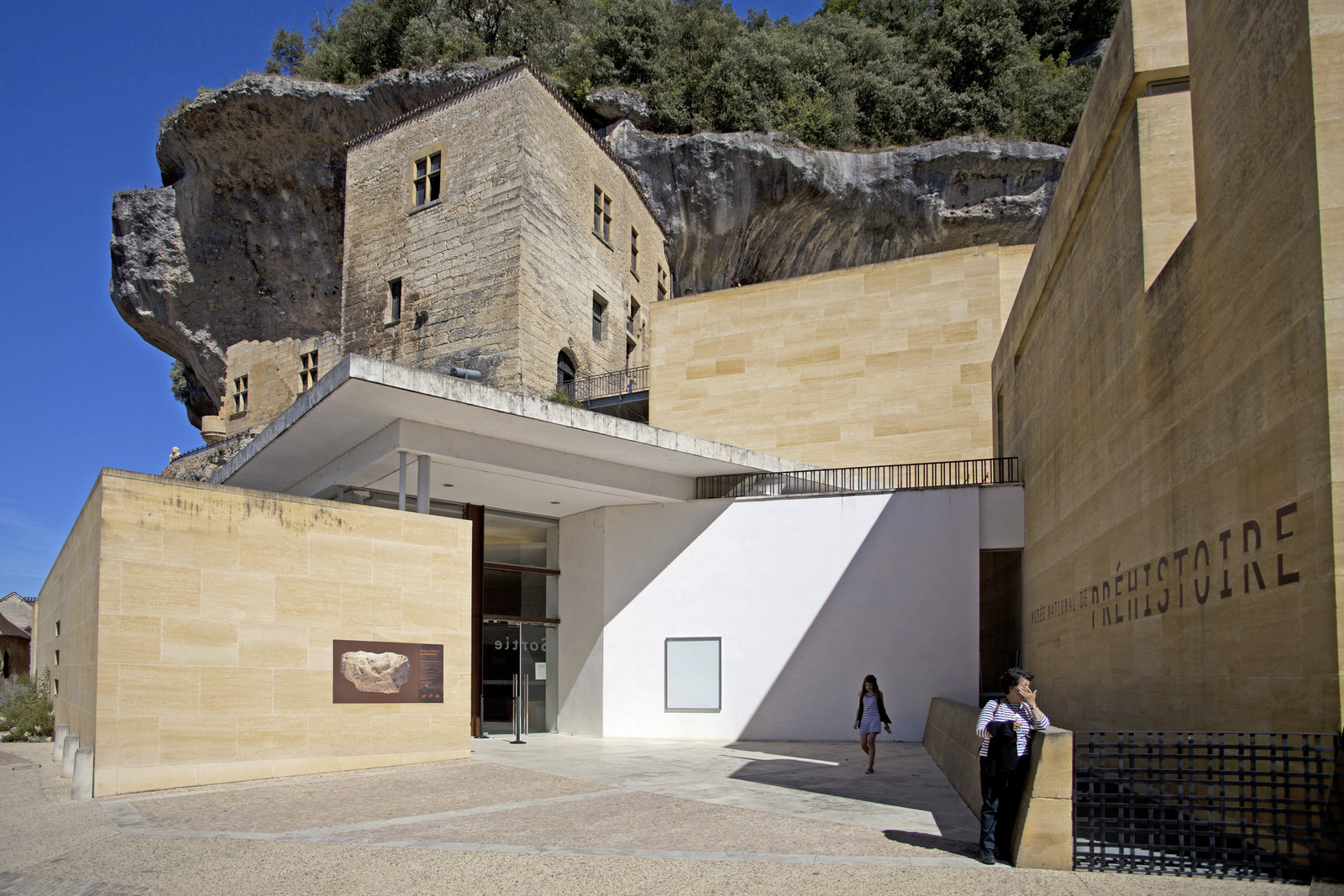 Musée national de Préhistoire dans le village des Eyzies de Tayac ...